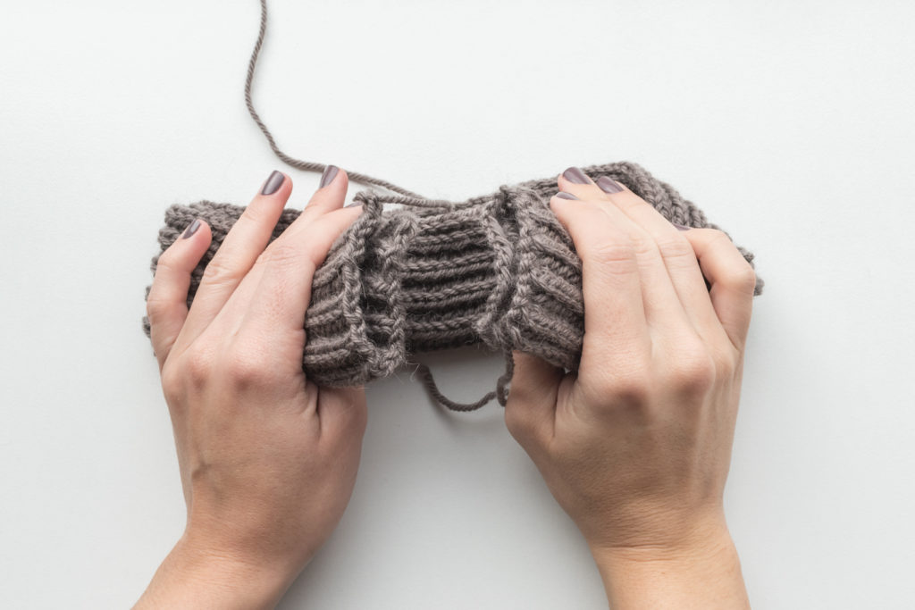 Headband with a twist knitting pattern - Mirella Moments