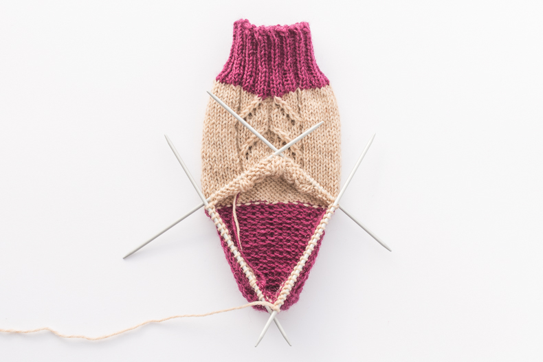 Sunset Safari socks | Knitting pattern - Mirella Moments